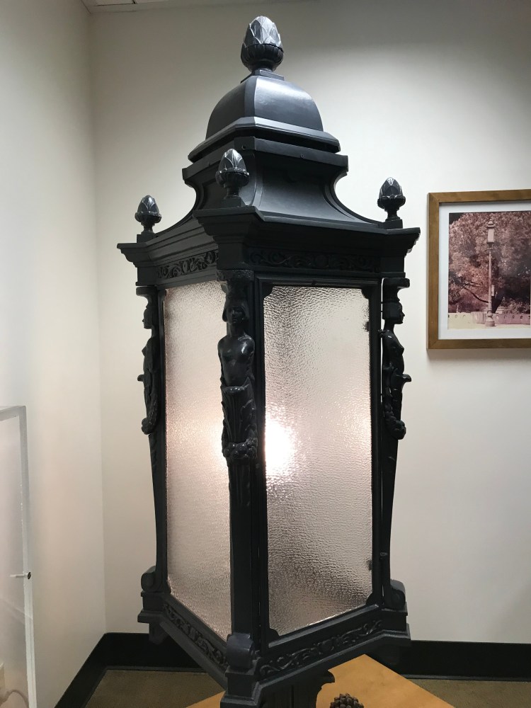 Artistry in an Office Building: the Streetlight Museum – Transiting Los ...